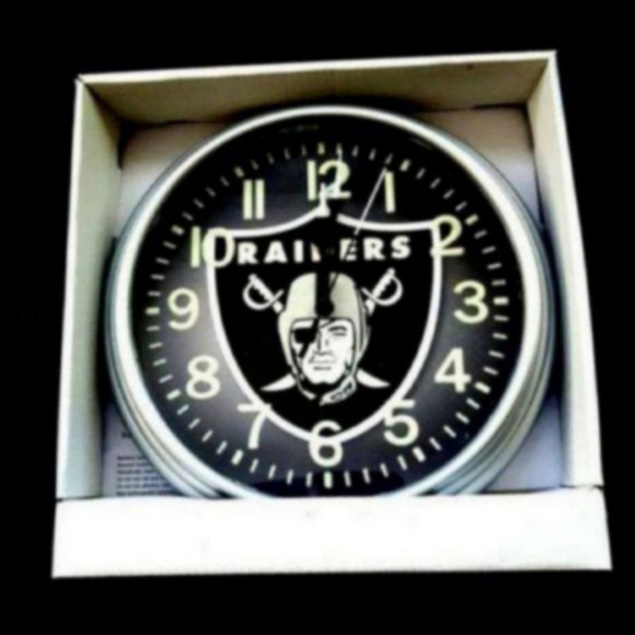 Wall Decor | Raiders Glow In The Dark Wall Clock Raiders Game Room ...